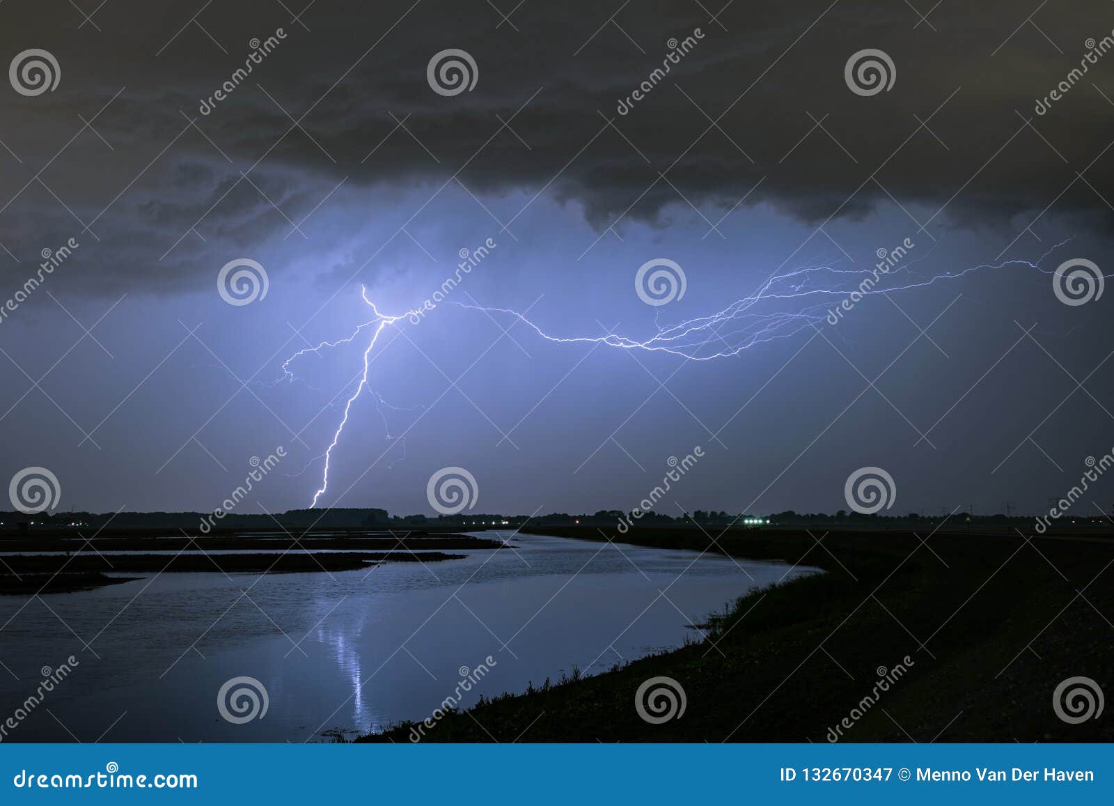 Horizontal and Vertical Lightningbolts from a Severe Thunderstorm Over ...