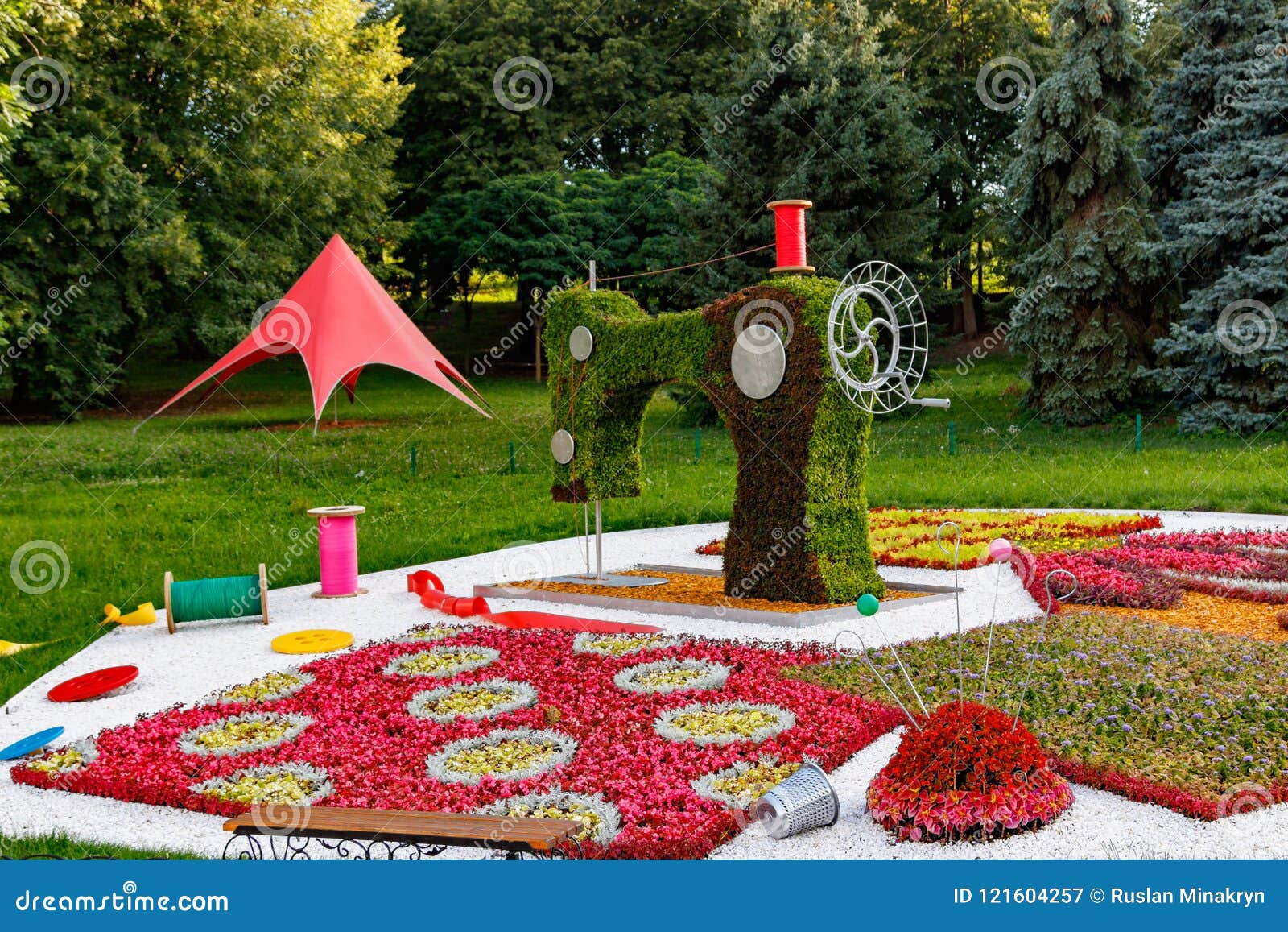 Beautiful Sculpture of Flowers Sewing Machine, Thread Editorial ...