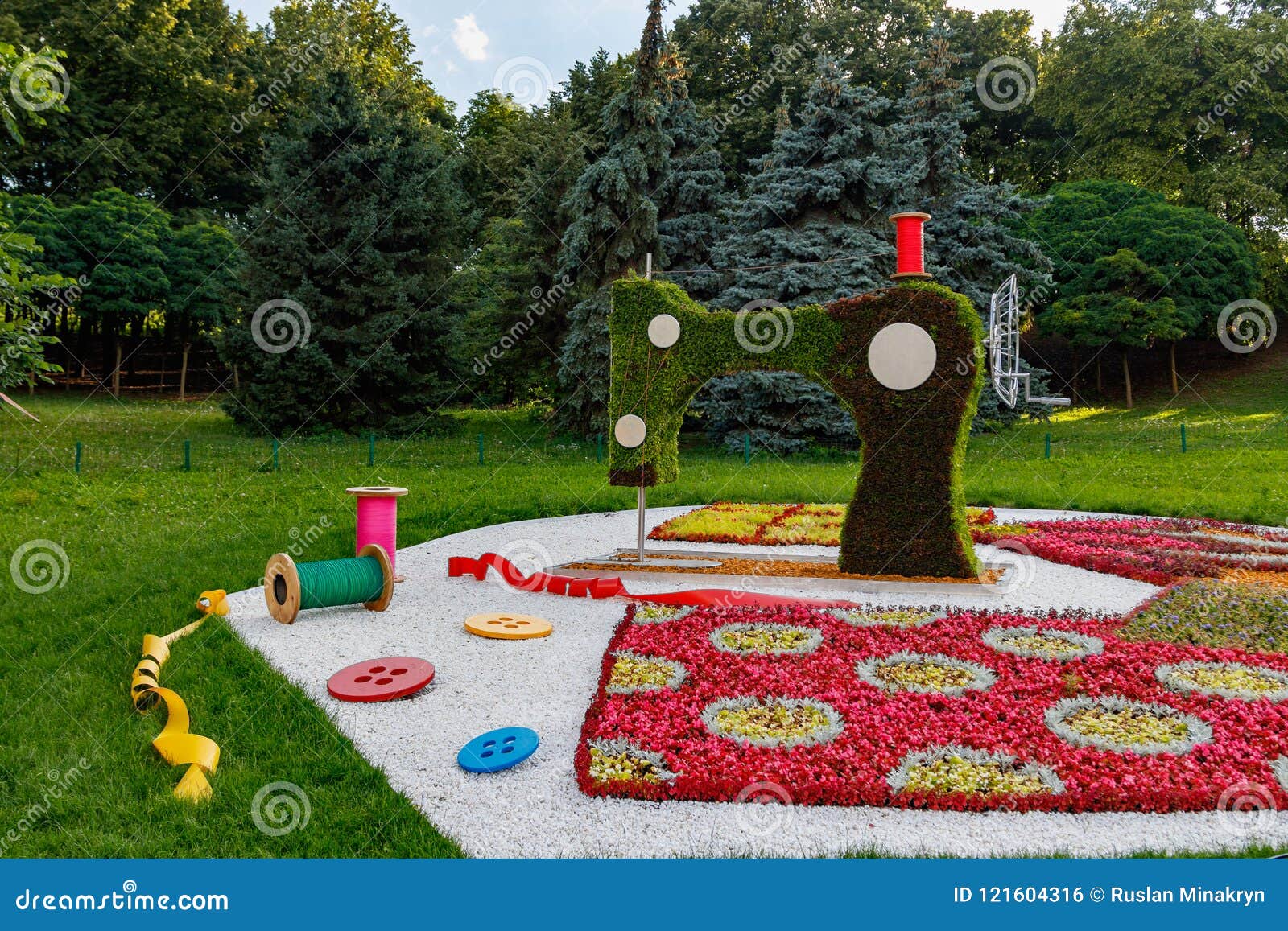 Beautiful Sculpture of Flowers Sewing Machine, Thread Editorial Photo ...