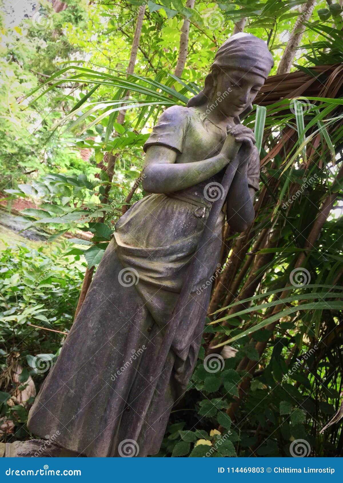 Beautiful Sculpture in the Garden Editorial Stock Photo - Image of kiss ...