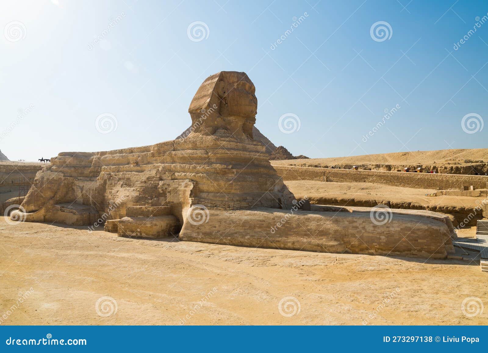 A Beautiful Side View of the Sphinx on a Hot Spring Day in Gizeh Stock ...