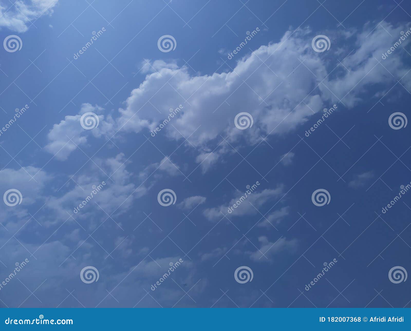 Beautiful Sky and Wonderful Clouds Peaceful Atmosphere. Sunny Days ...