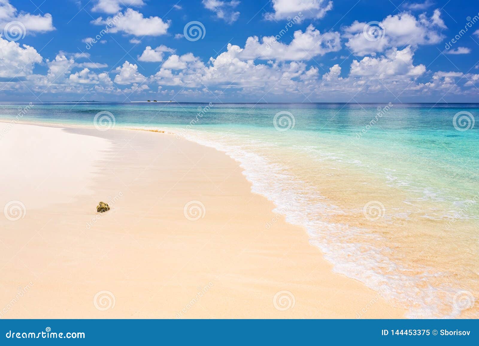 Beautiful Sunny Ocean Beach Stock Image - Image of horizon, scenic ...