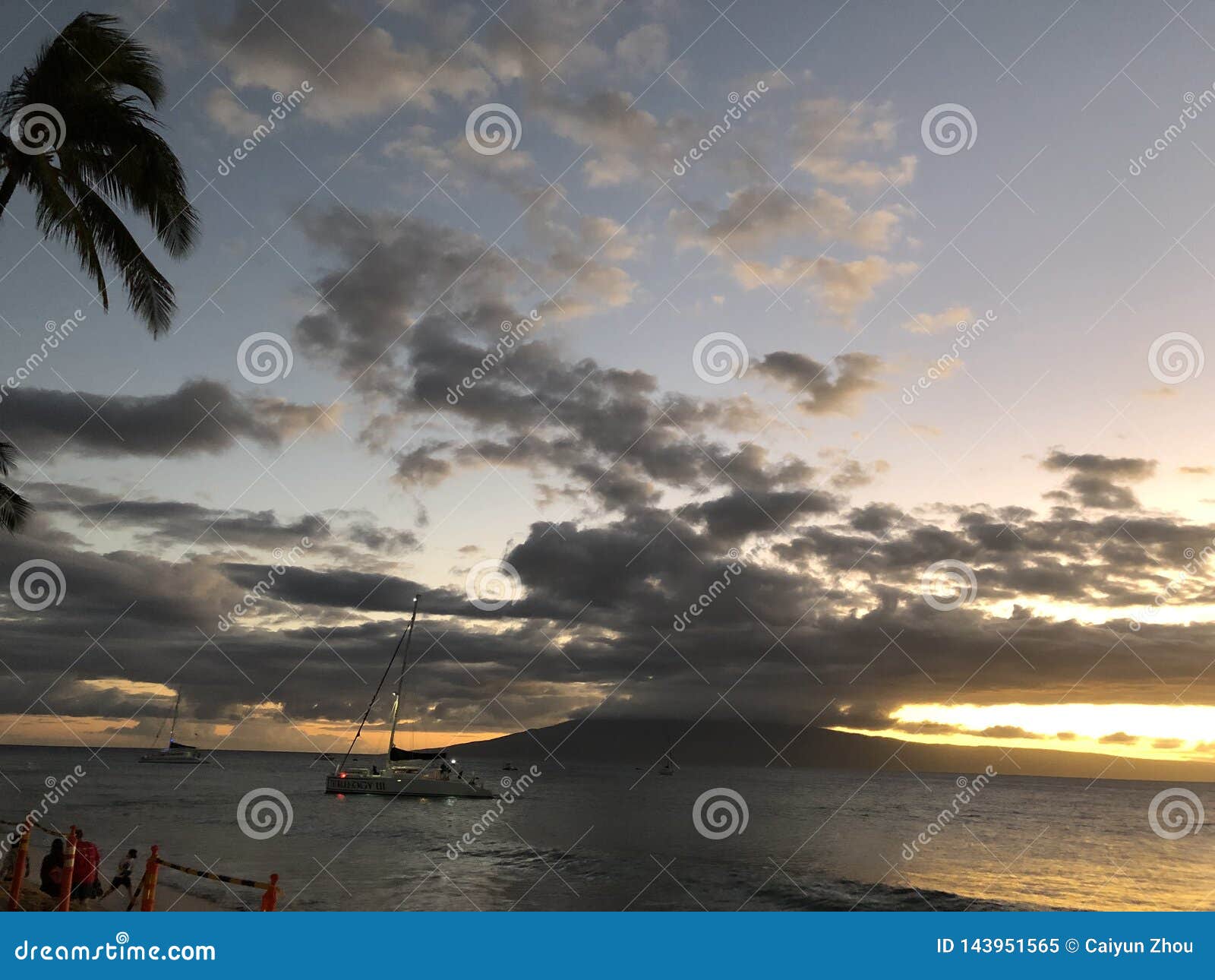 Beautiful sunset in Maui! editorial image. Image of modern - 143951565