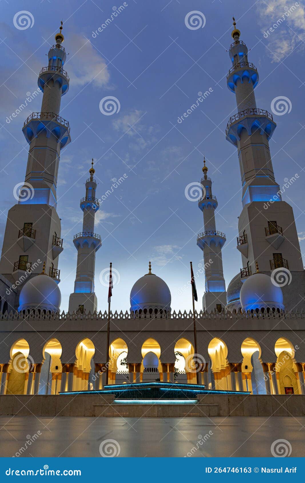 Beautiful Sunset View of the Sheikh Zayed Grand Mosque with Its Huge ...