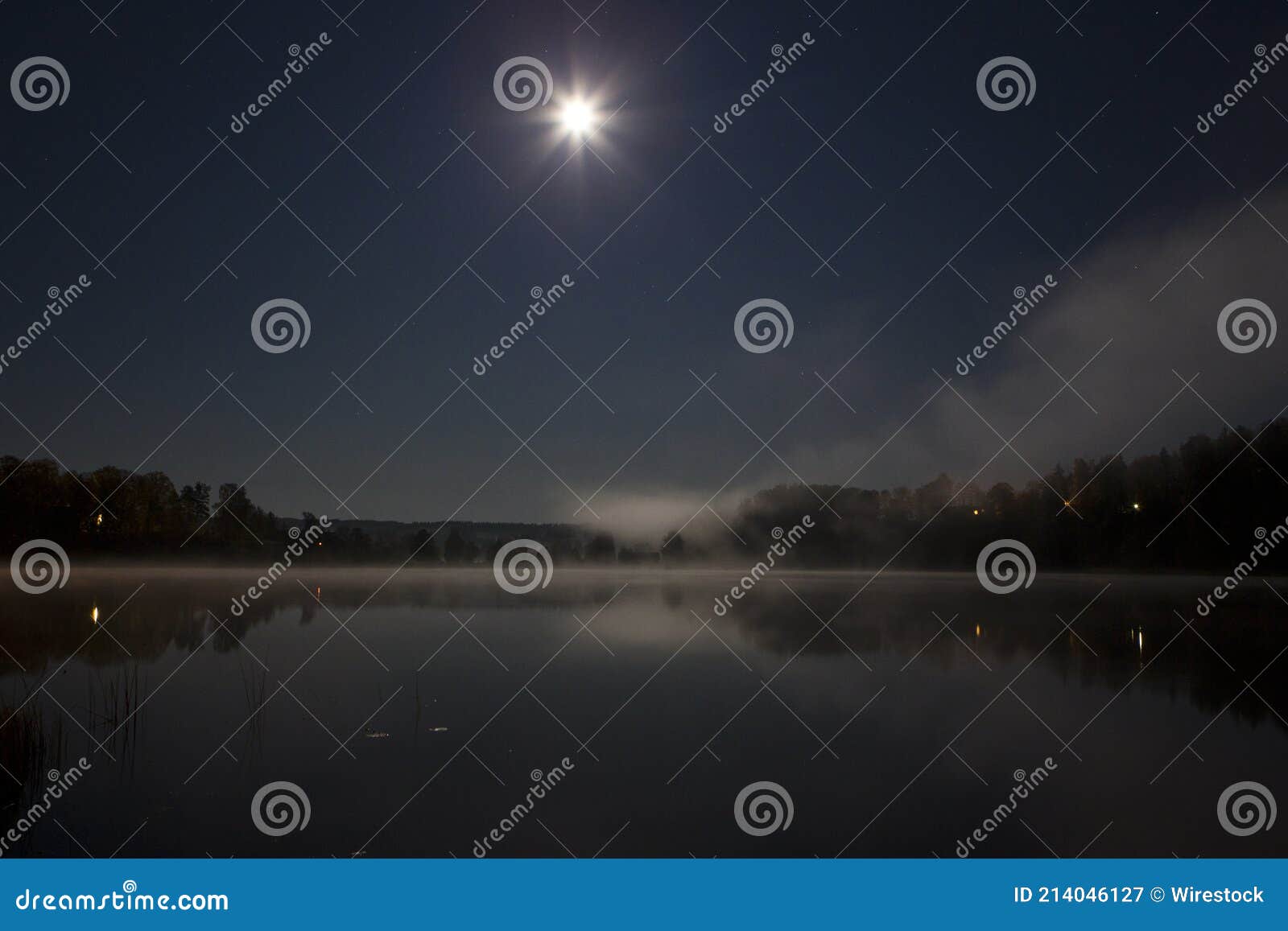 The Reflection Of The Moon In The Pond, Clear Night, Moonlight Royalty ...