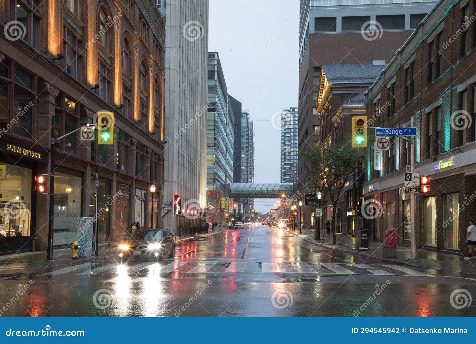 Beautiful View of the Night Streets of Toronto Editorial Photography ...