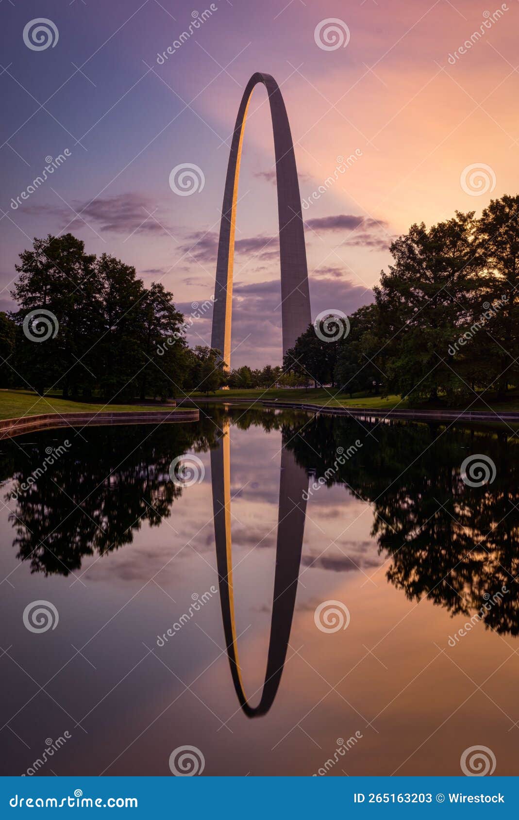 Beautiful View of St Louis Gateway Arch with a Reflection on a Pond ...