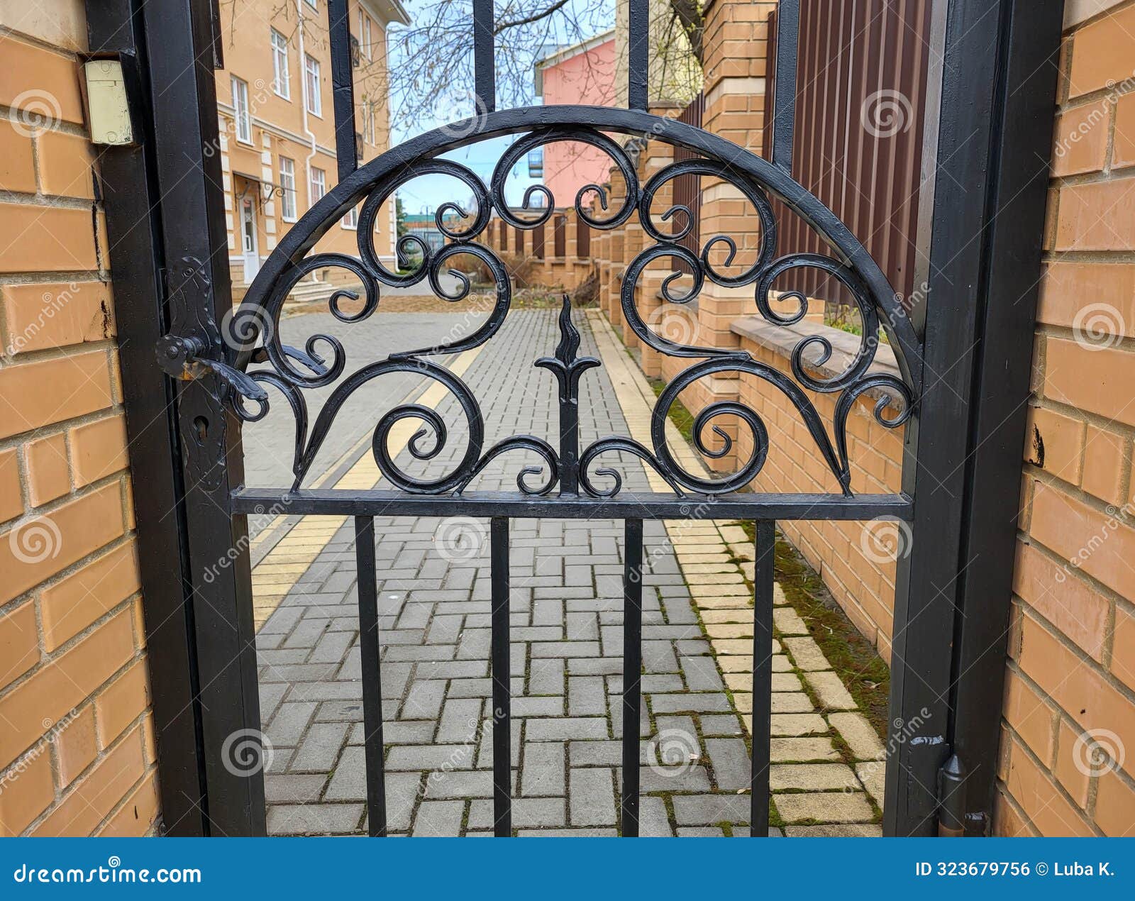 Beautiful Wrought Iron Gate Pattern with Carvings between Brick Columns ...