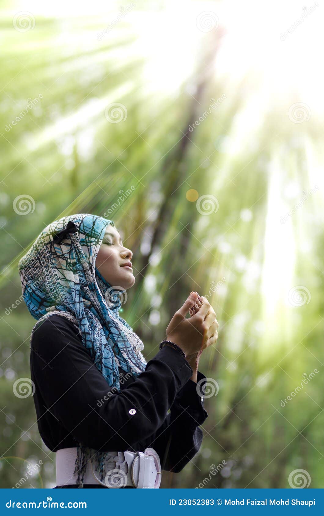 Beautiful young muslimah stock image. Image of beauty - 23052383