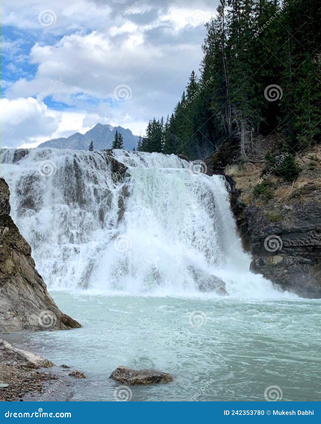 Beautifull Waterfall View of Yoho National Park Stock Photo - Image of ...