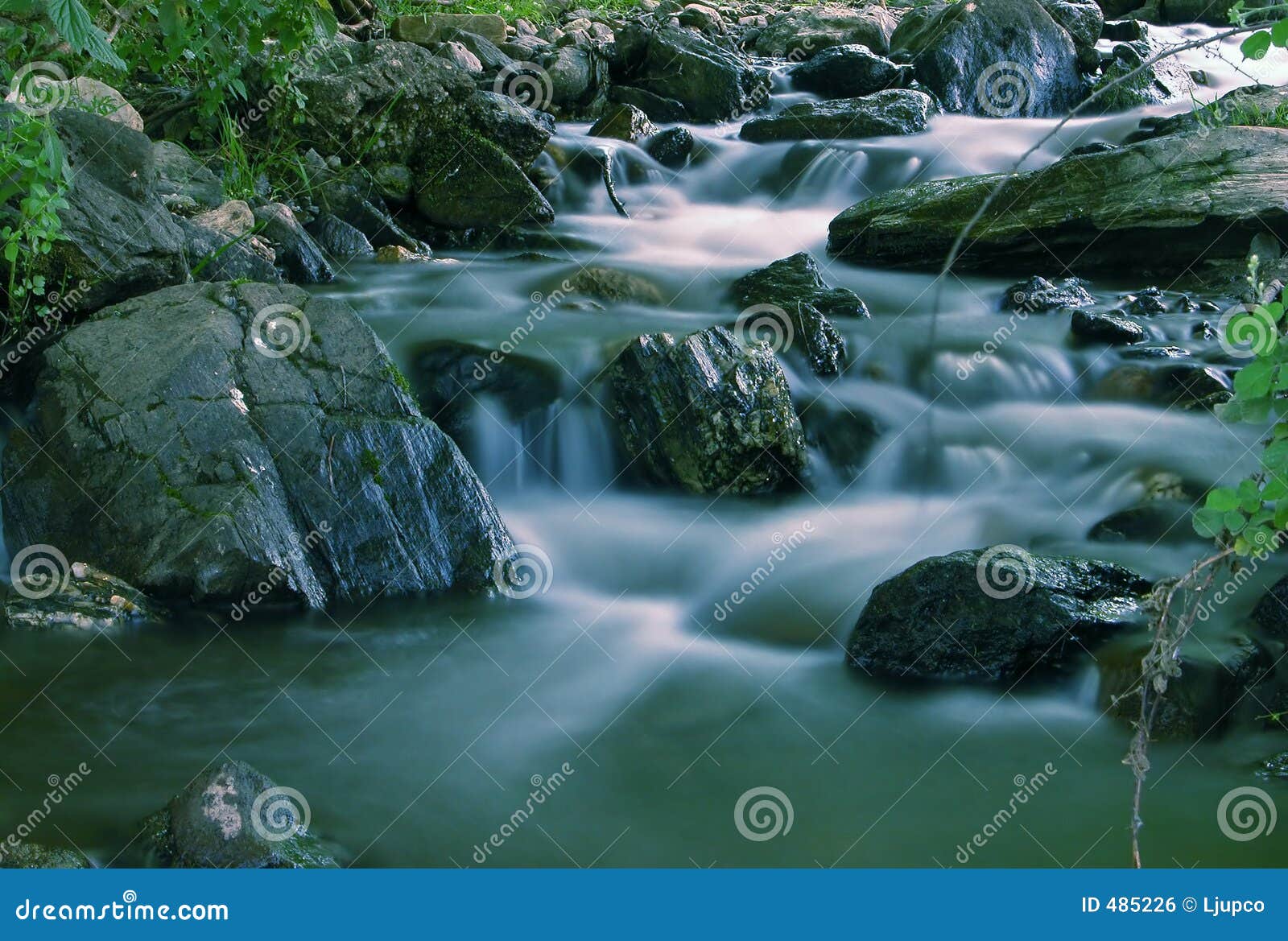Beautuful Bach im Wald stockfoto. Bild von nave, umgebung - 485226