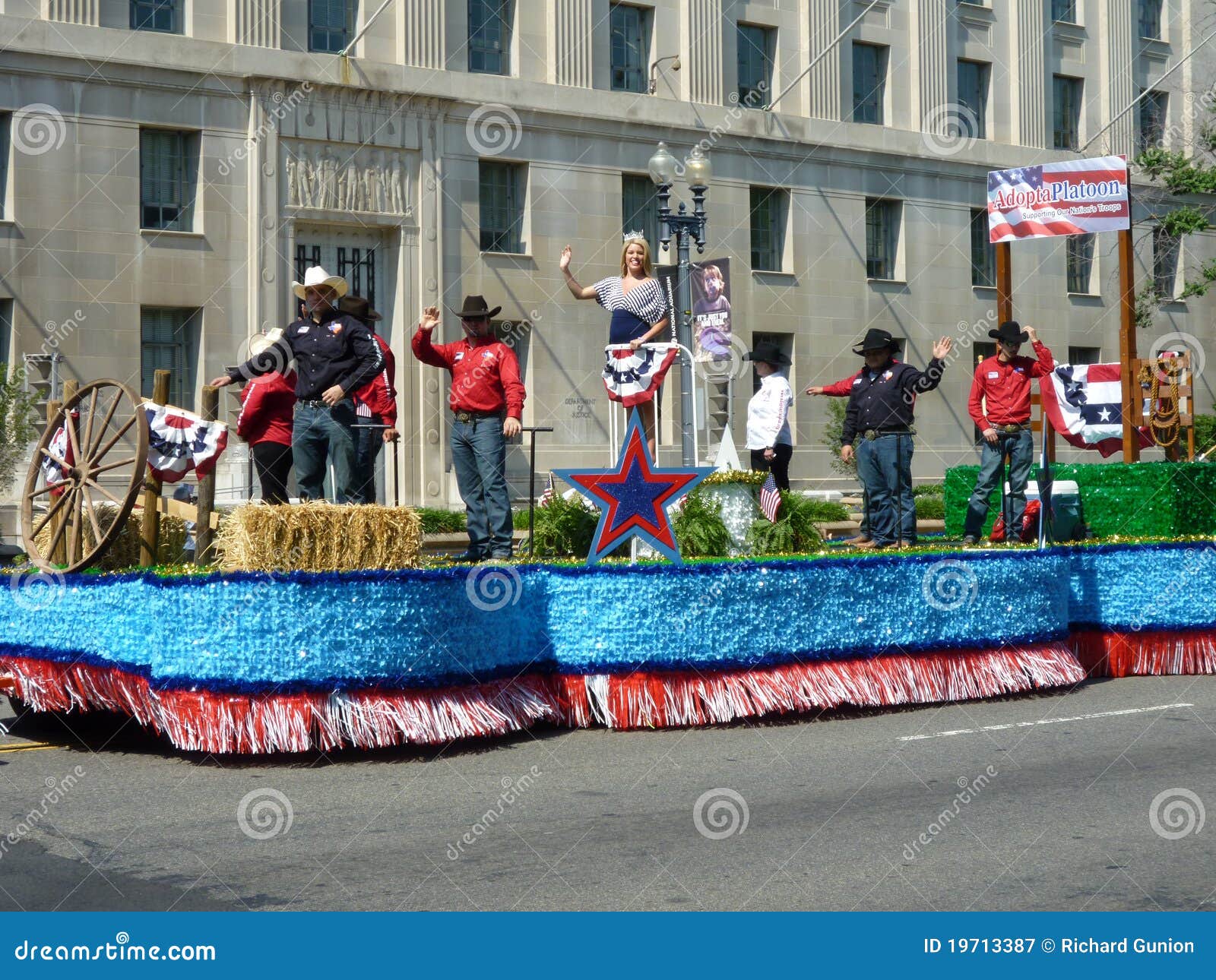 Beauty Queen Float editorial photography. Image of people - 19713387