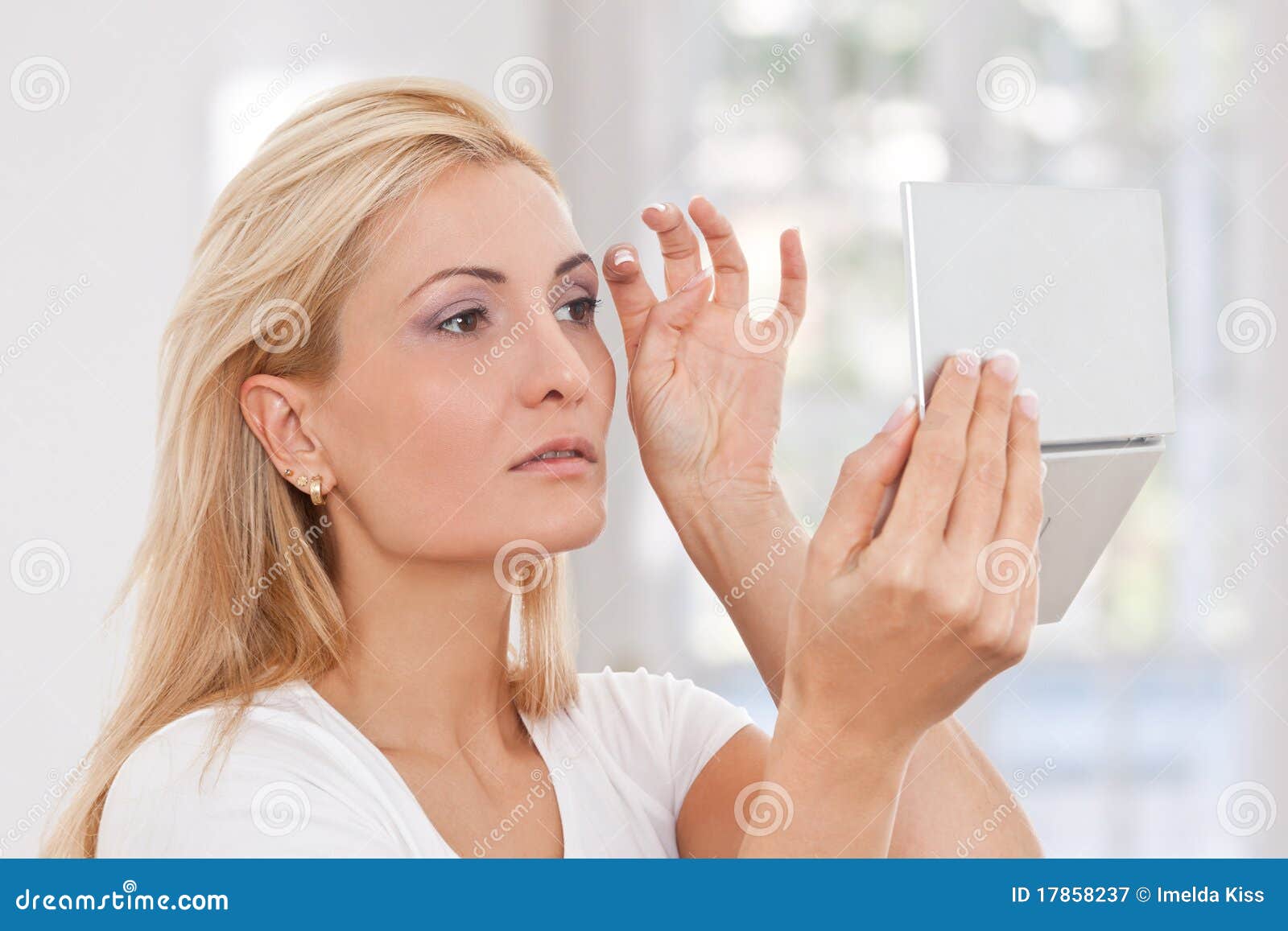 Beauty woman making-up stock image. Image of home, blondie - 17858237