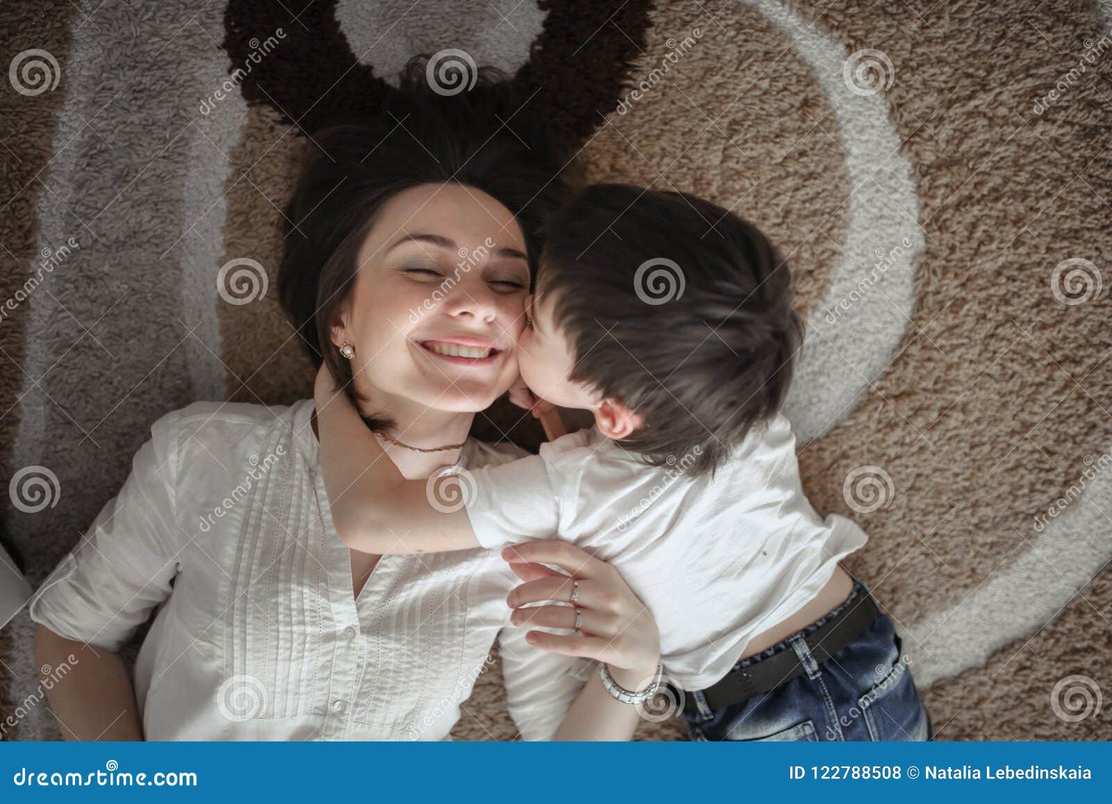 Beaux Baisers Et étreintes De Maman De Brune Avec La Maison De Fils