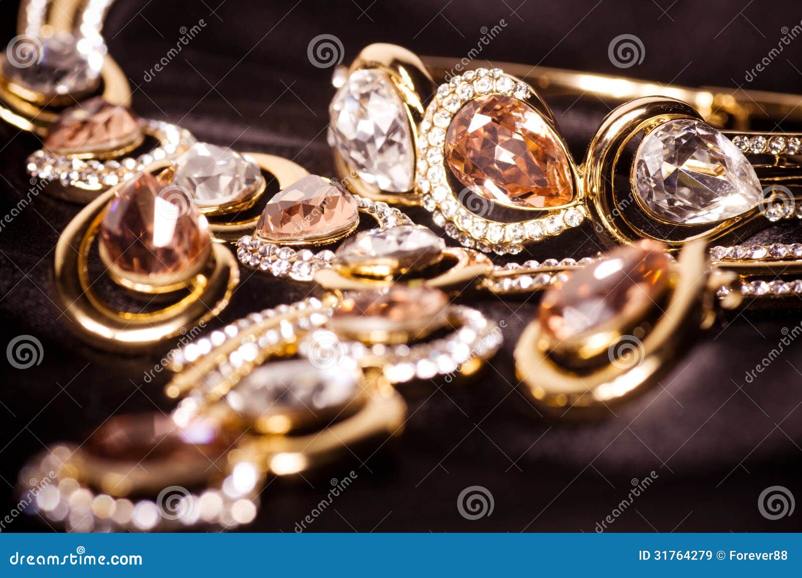 Beaux bijoux image stock. Image du bracelet, cher, cadeau - 31764279