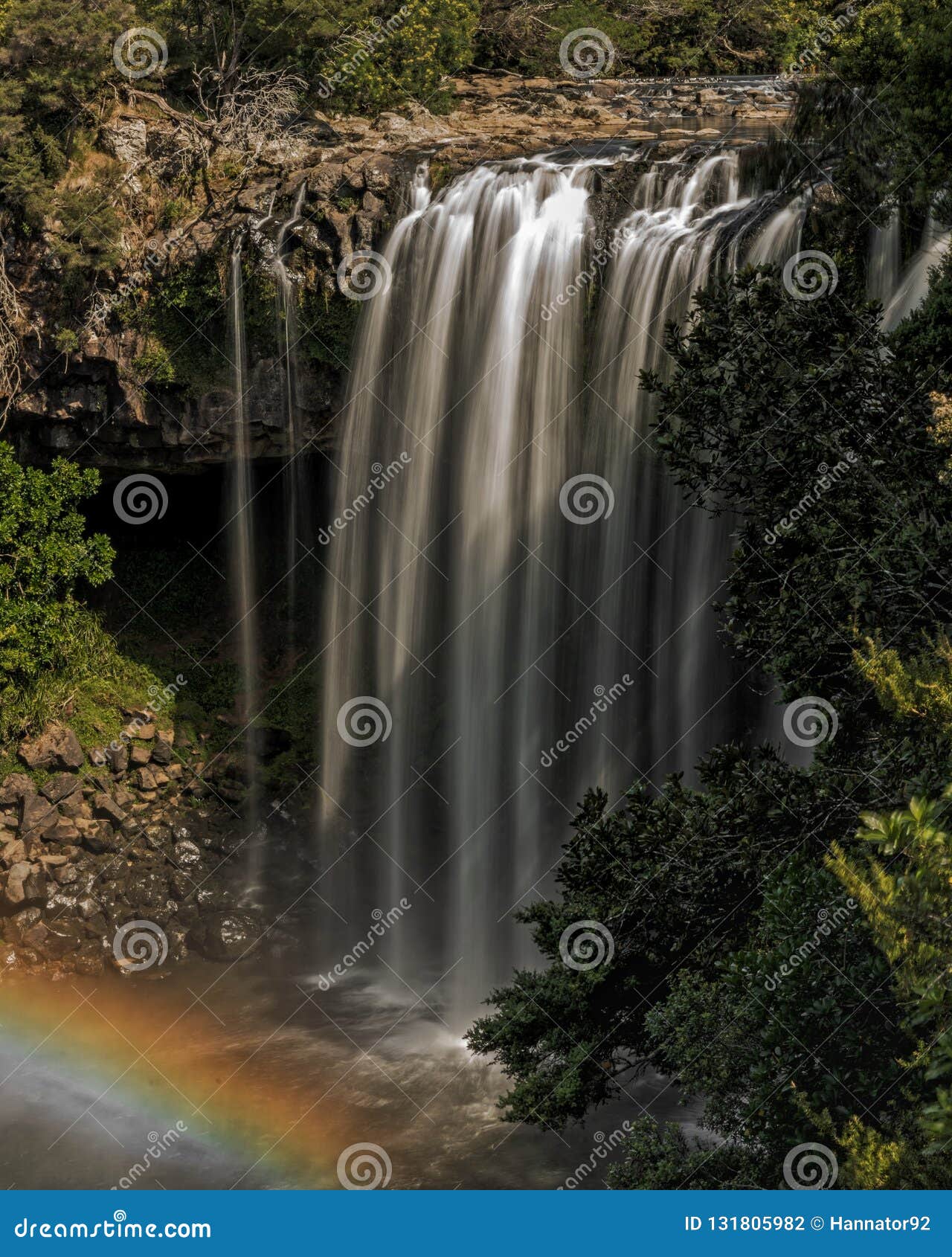 Beaux Cascade Et Arc-en-ciel Photo stock - Image du ensoleillé, cascade ...