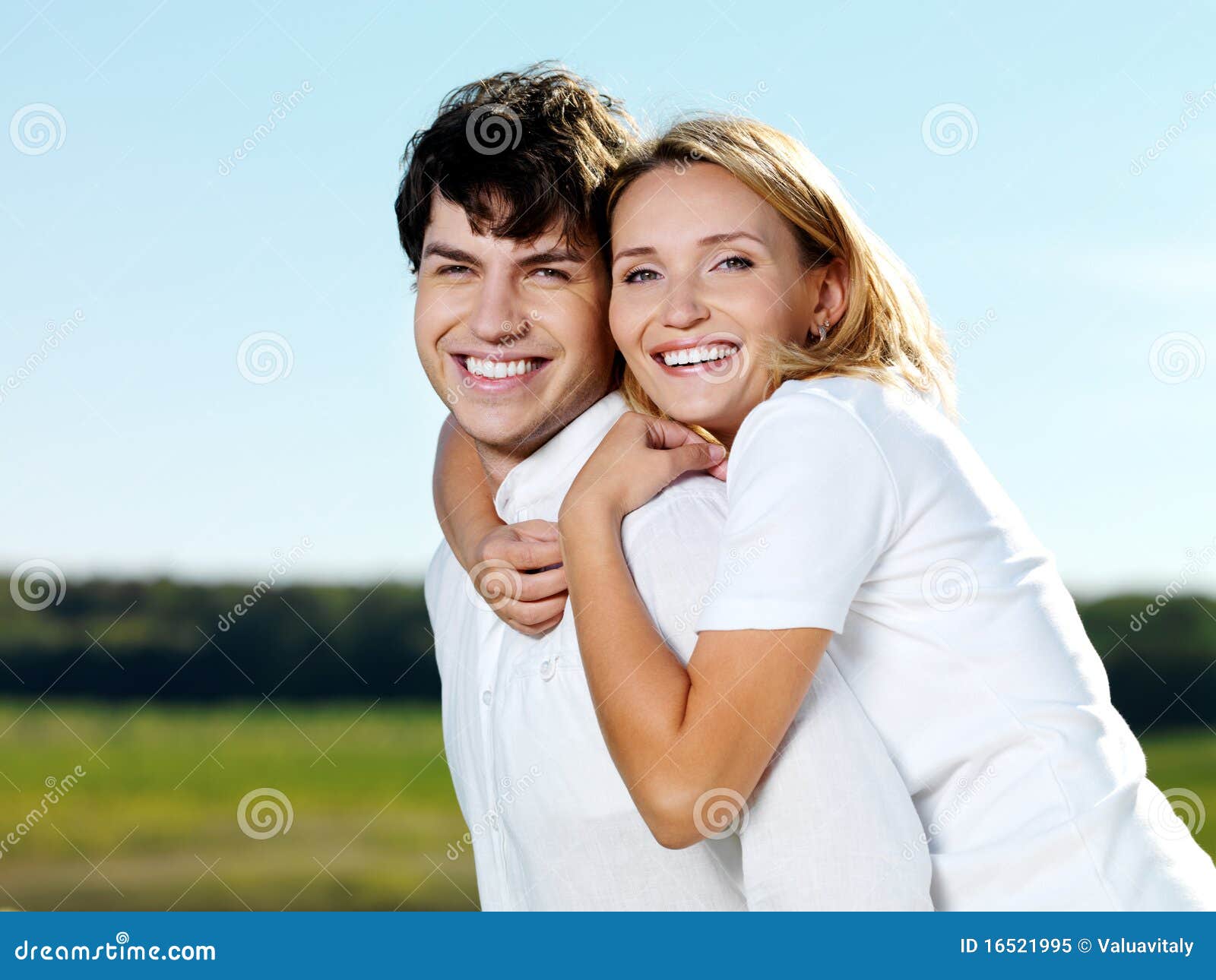 Beaux Couples Heureux Sur La Nature Image stock - Image of beauté ...