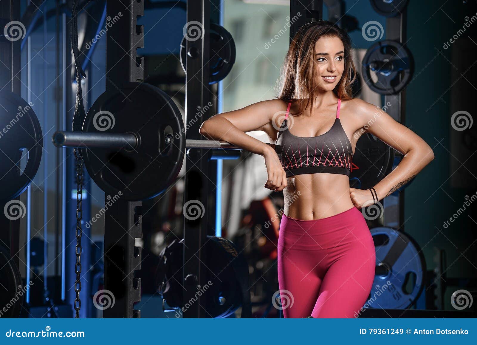 Beaux Trains De Femme De Forme Physique Dans Le Gymnase Image Stock