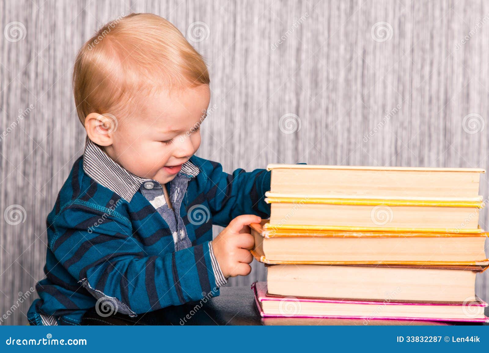 Bebé Adorable Con Una Pila De Libros Imagen de archivo - Imagen de ...