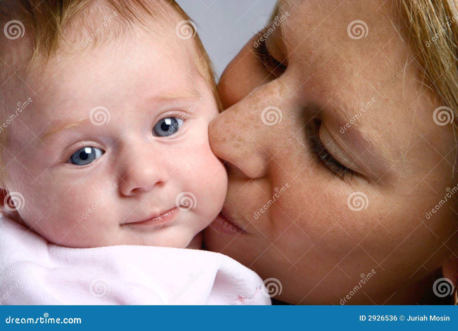 Bebé besado blando foto de archivo. Imagen de felicidad - 2926536