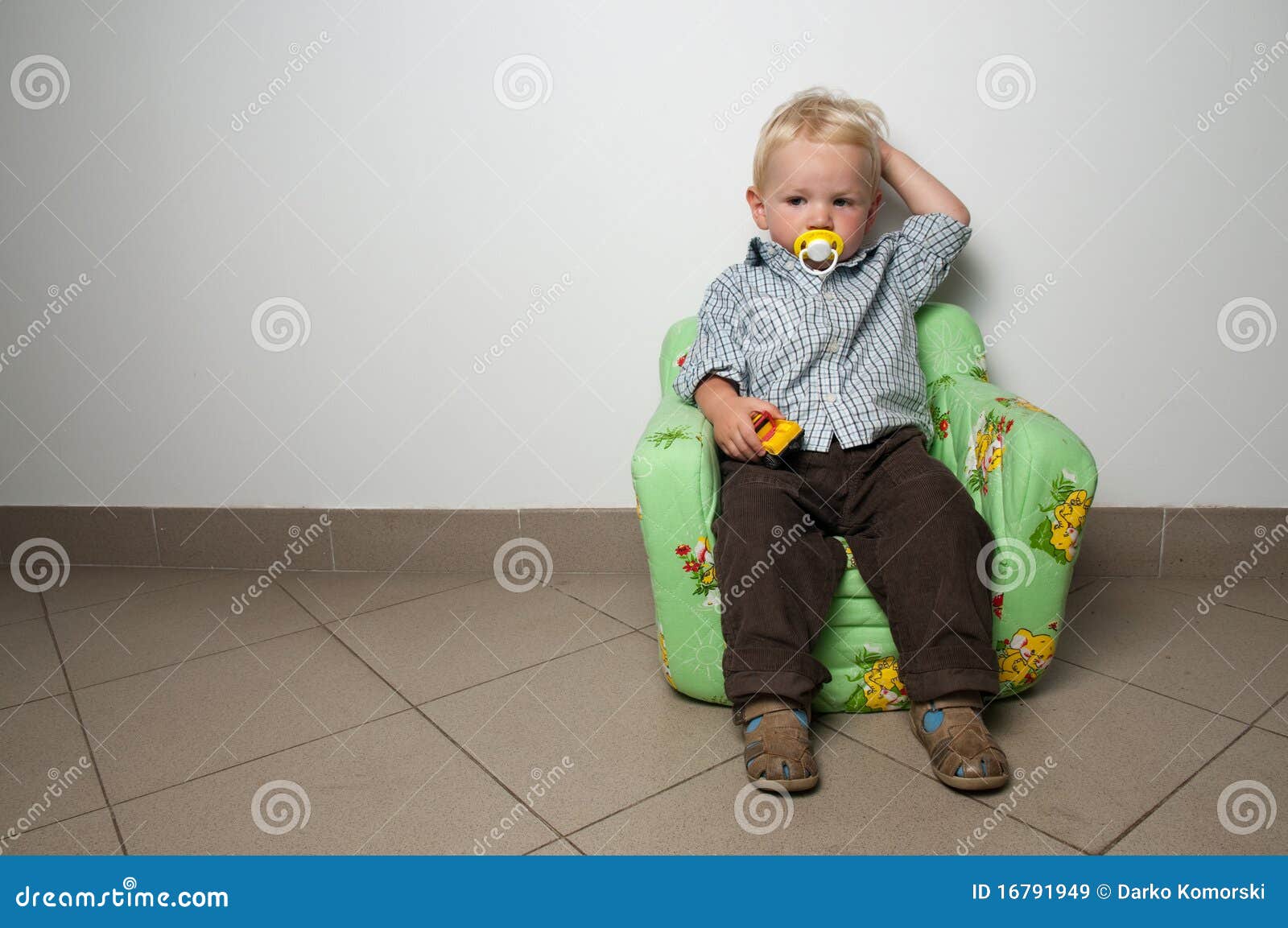 Bebé cansado imagen de archivo. Imagen de siéntese, adorable - 16791949