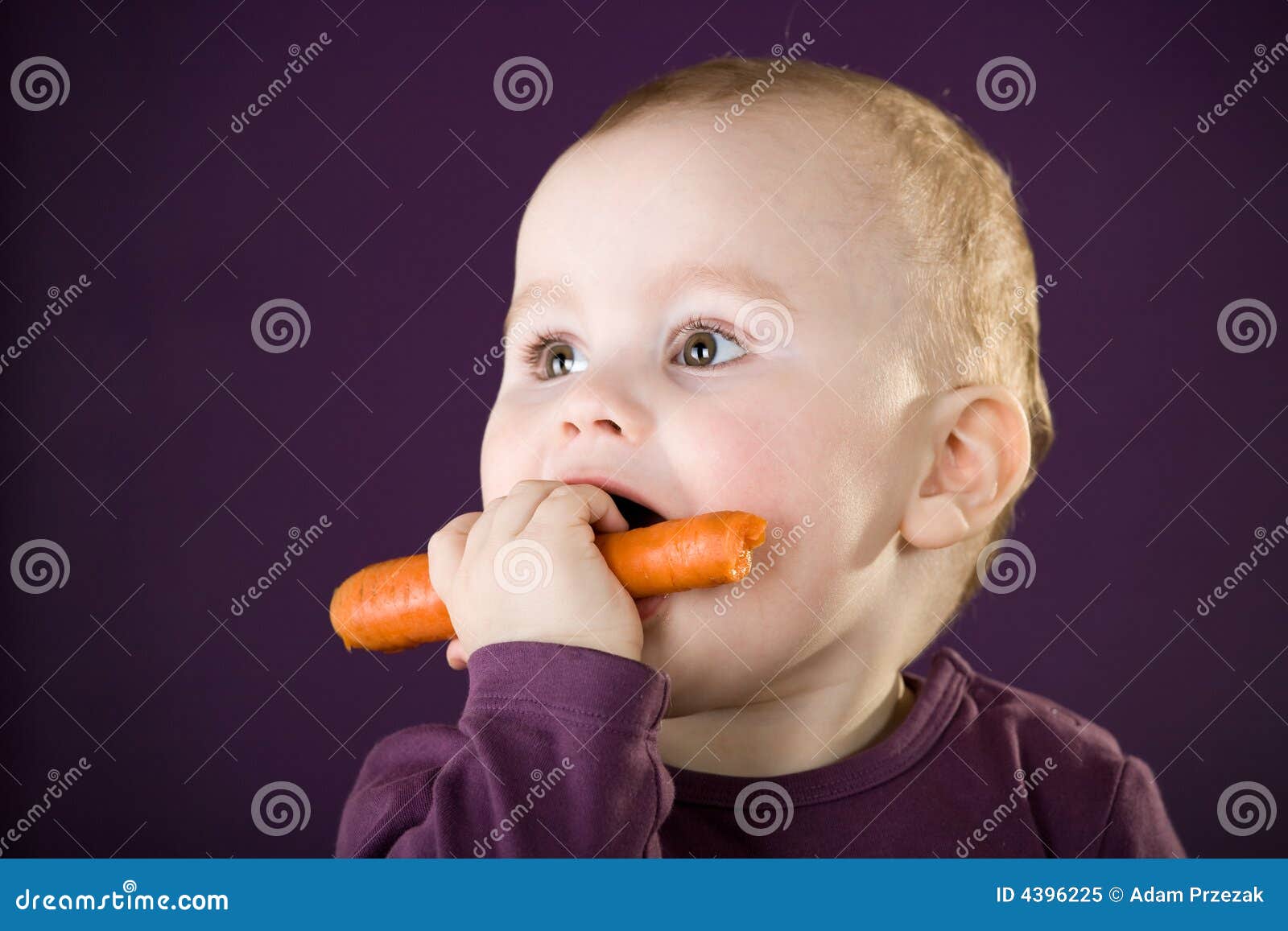 Bebé caucásico lindo. imagen de archivo. Imagen de comer - 4396225