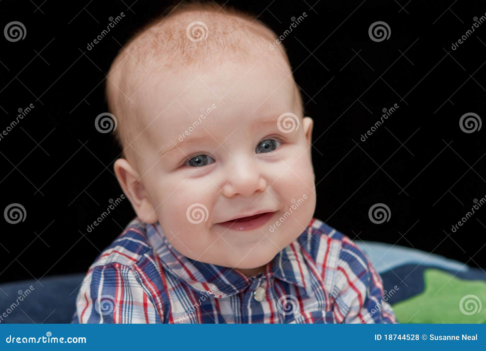Bebé Caucásico Sonriente Con Los Ojos Azules Foto de archivo - Imagen ...