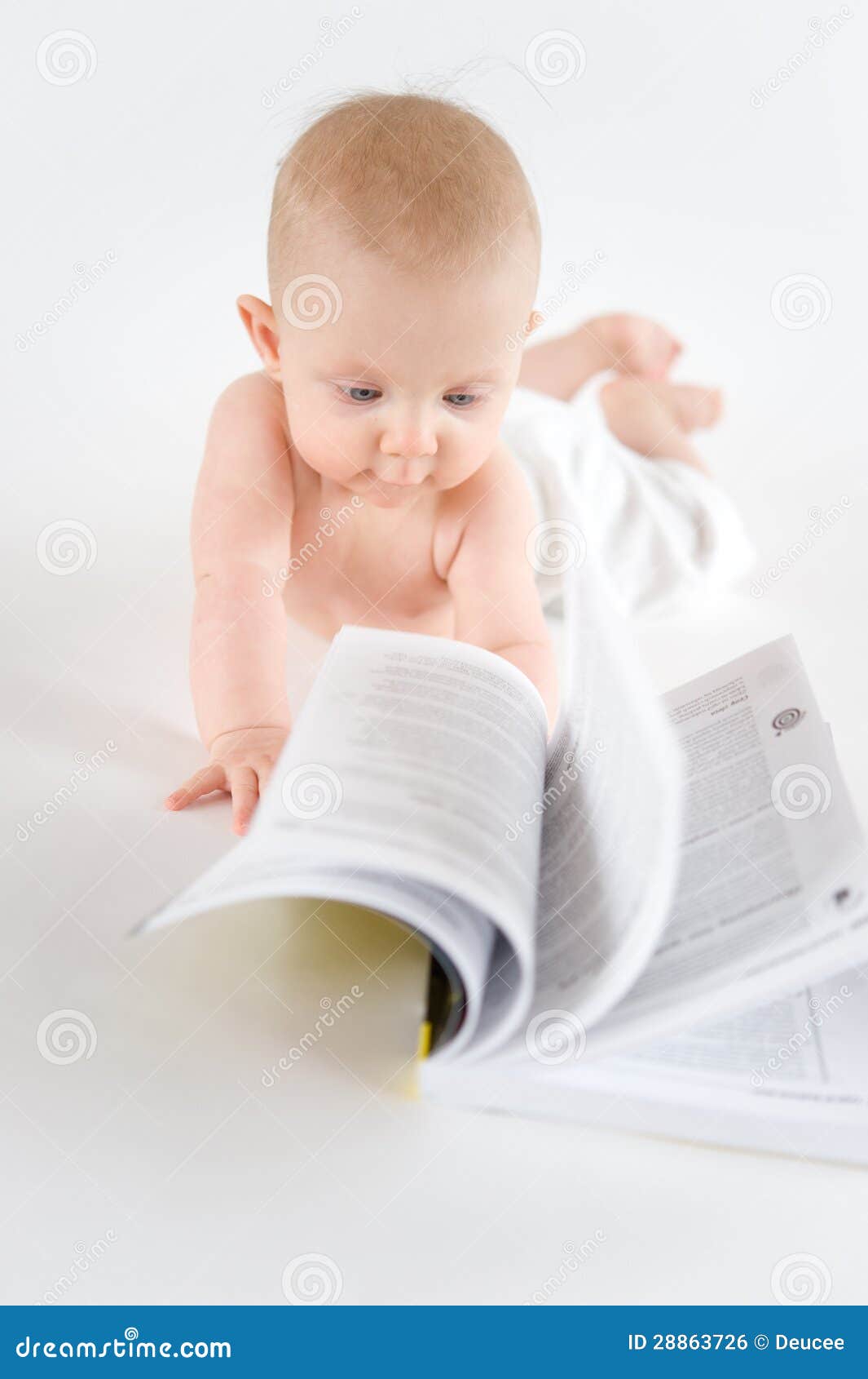 Bebé con el libro foto de archivo. Imagen de estudio - 28863726