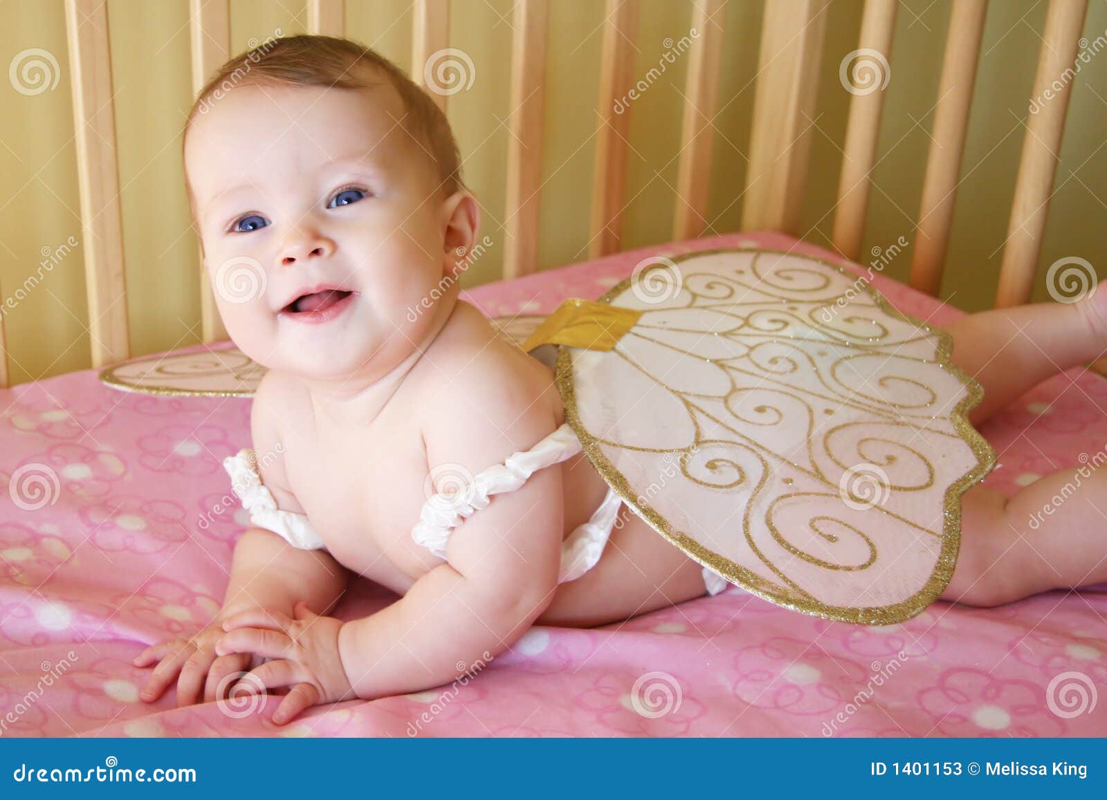 Bebé con las alas imagen de archivo. Imagen de infante - 1401153