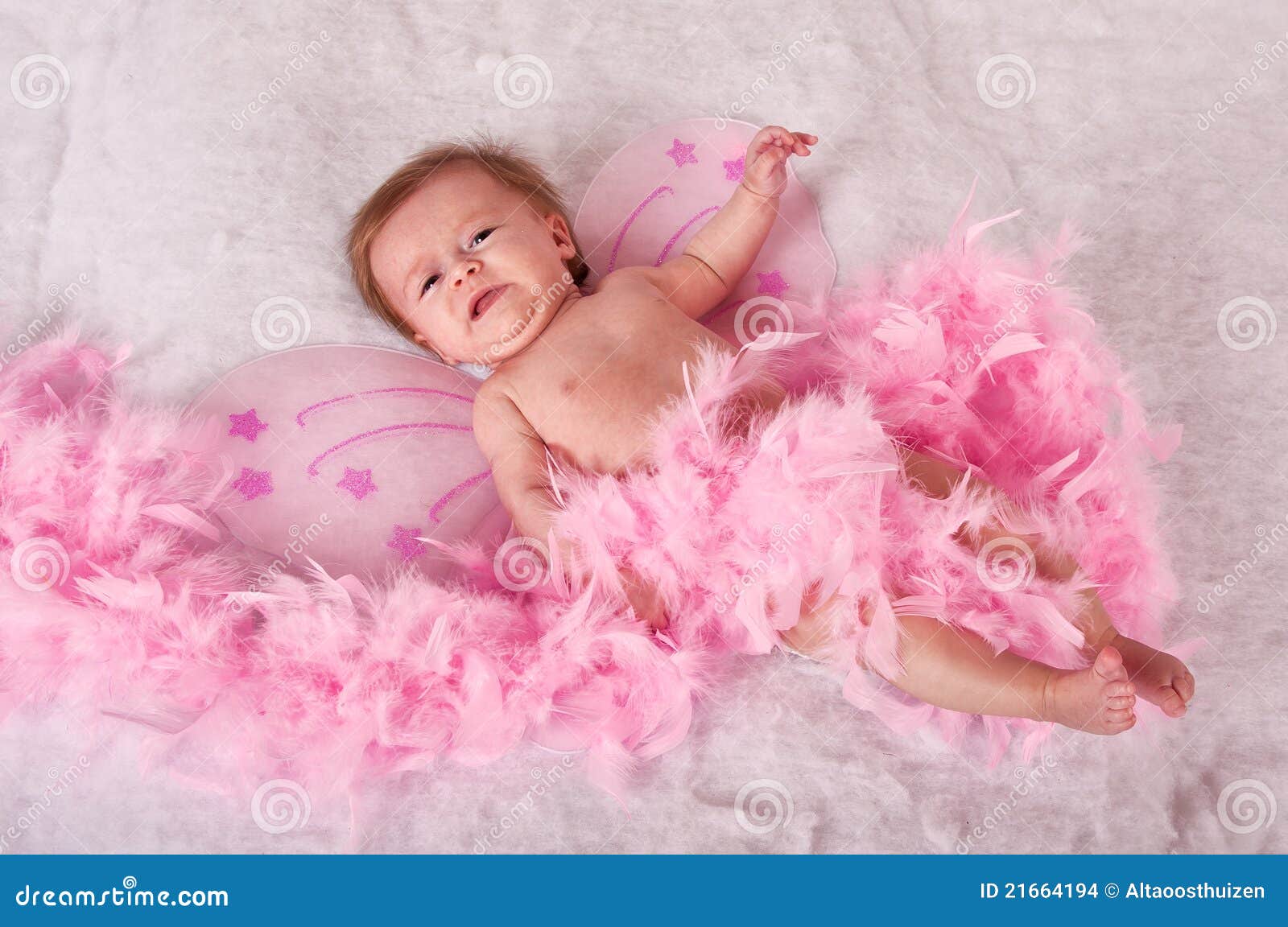 Bebé Con Las Alas De Hadas Rosadas Foto de archivo - Imagen de hermoso ...