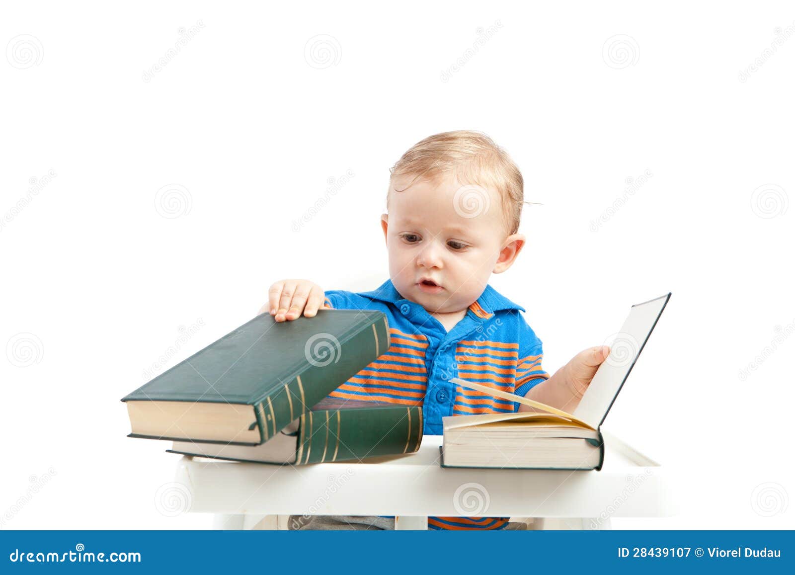 Bebé con los libros imagen de archivo. Imagen de libros - 28439107