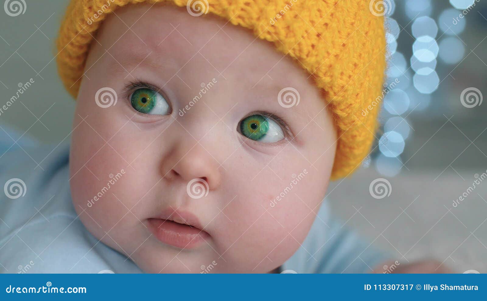 Bebé con los ojos verdes almacen de video. Vídeo de poco - 113307317