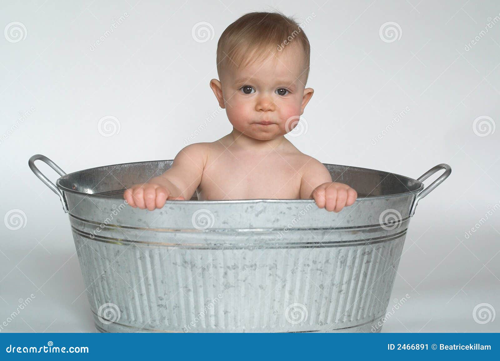 Bebé de la tina imagen de archivo. Imagen de preciosamente - 2466891