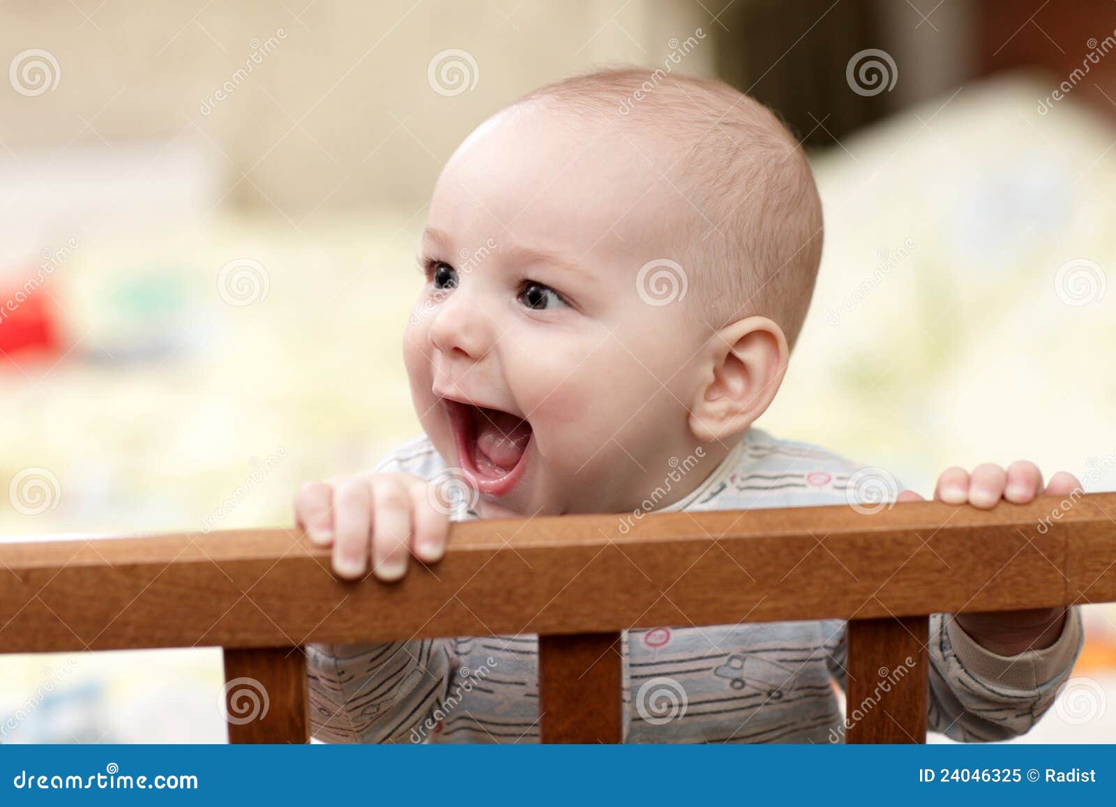 Bebé de risa imagen de archivo. Imagen de hermoso, lindo - 24046325