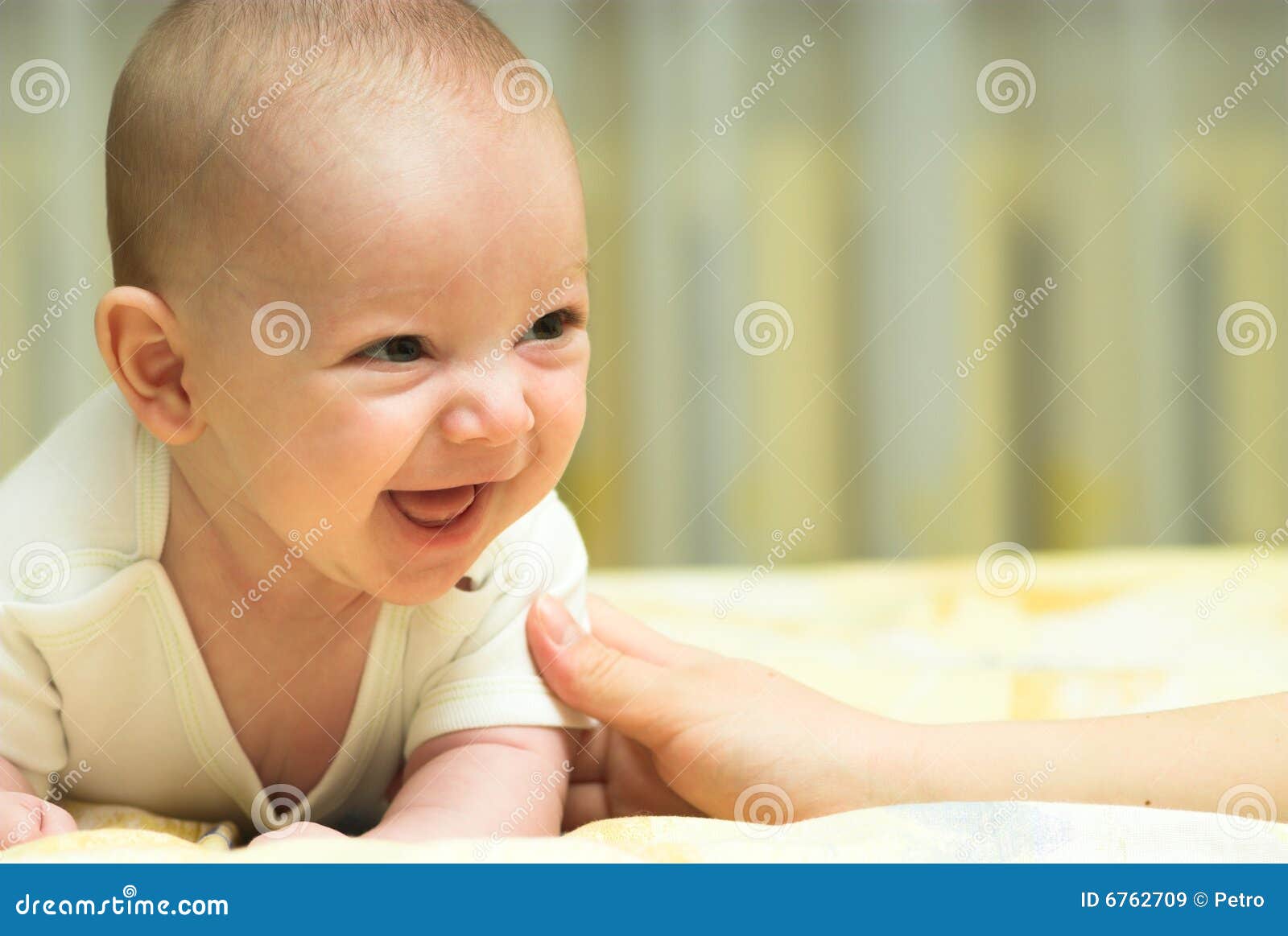 Bebé de risa imagen de archivo. Imagen de muchacho, feliz - 6762709