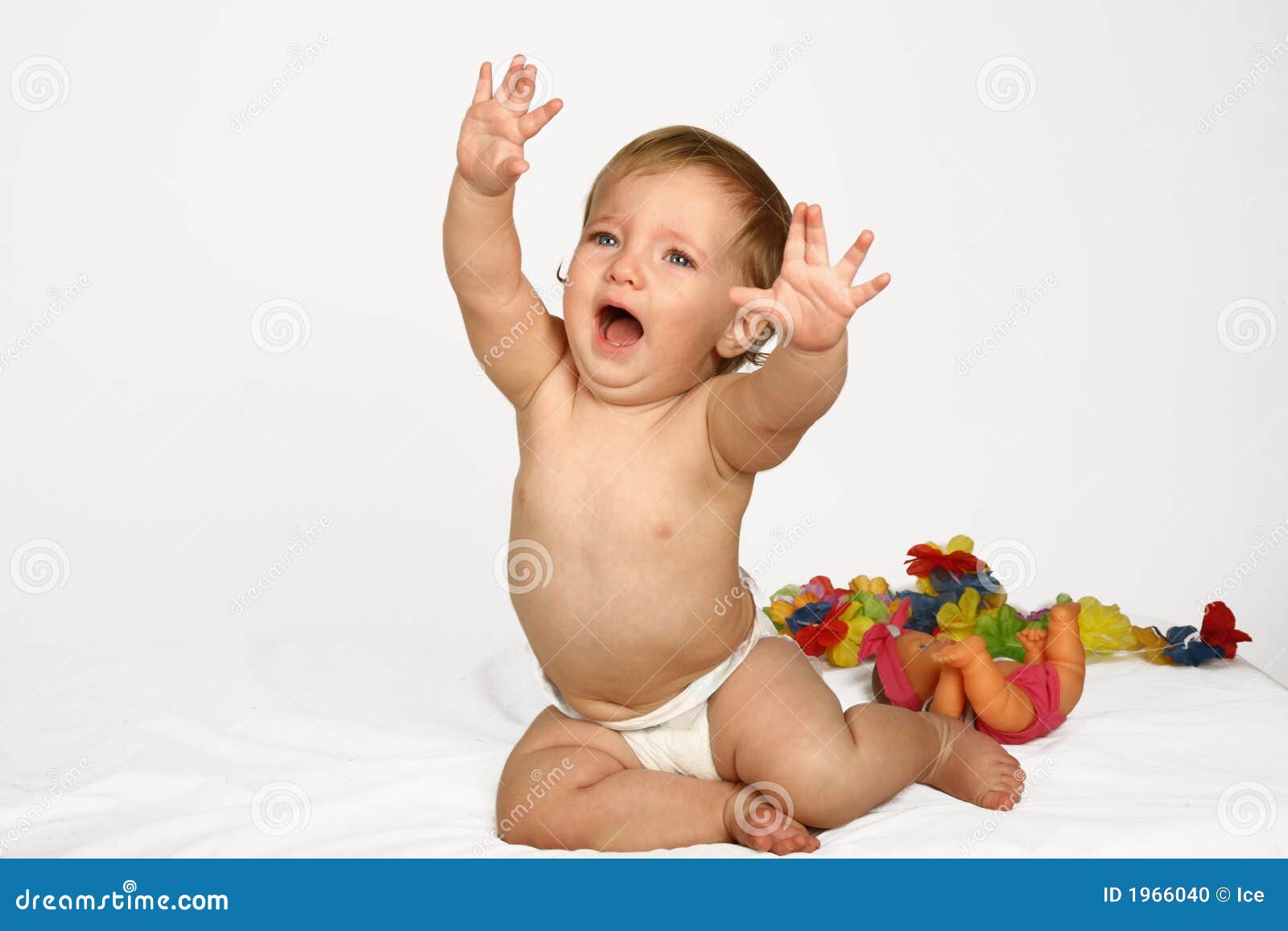 Bebé del grito foto de archivo. Imagen de juguetes, brazos - 1966040
