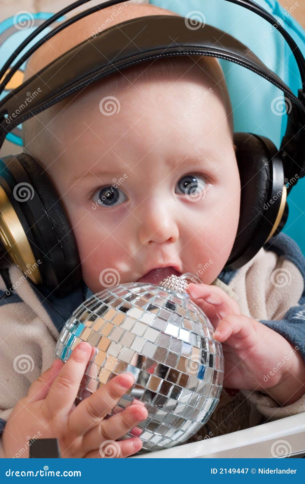 Bebé DJ imagen de archivo. Imagen de escuchar, muchacho - 2149447