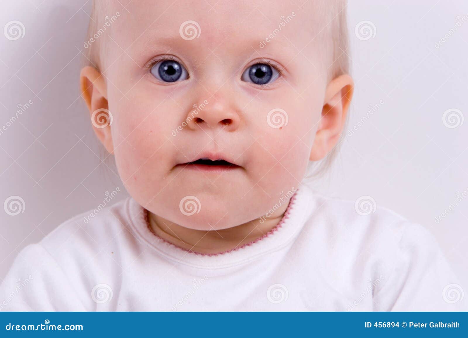 Bebé en blanco foto de archivo. Imagen de detalles, llano - 456894