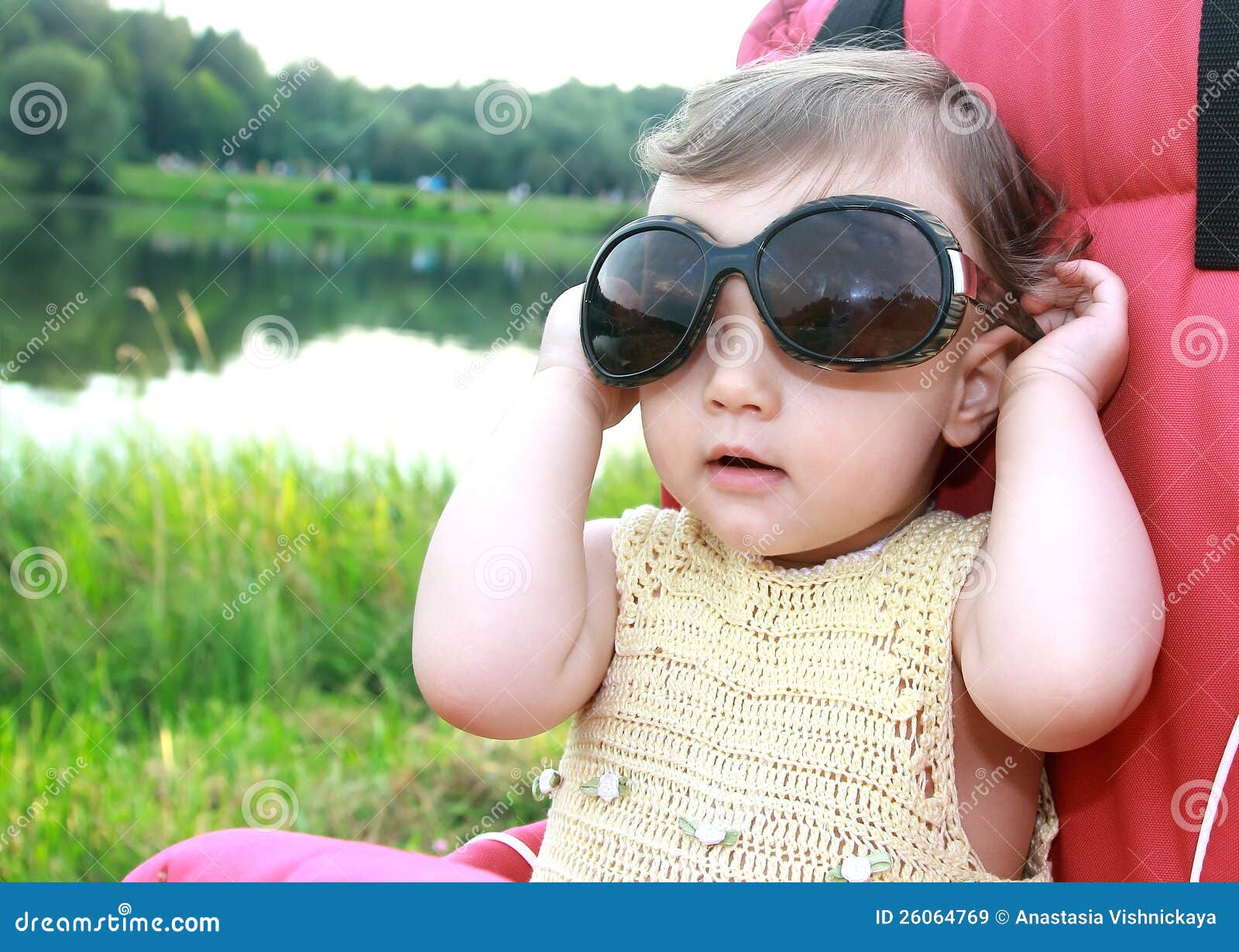 Bebé En Gafas De Sol Grandes Imagen de archivo - Imagen de hembra ...