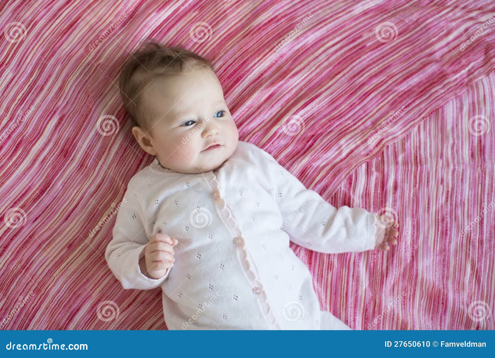 Bebé en la hoja rosada foto de archivo. Imagen de bebé - 27650610