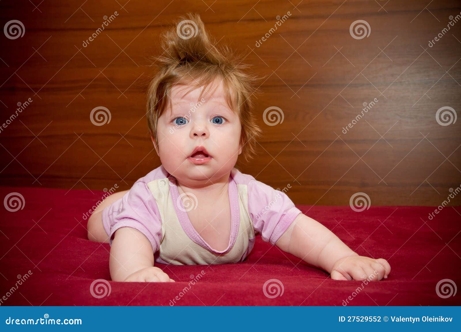 Bebé Engraçado Bonito Com Coiffure Alegre Foto de Stock - Imagem de ...