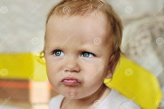 Bebé enojado foto de archivo. Imagen de enojado, mano - 31303572