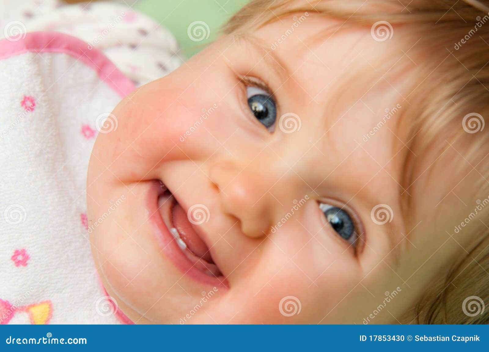 Bebé feliz foto de stock. Imagem de sorrisos, menina - 17853430