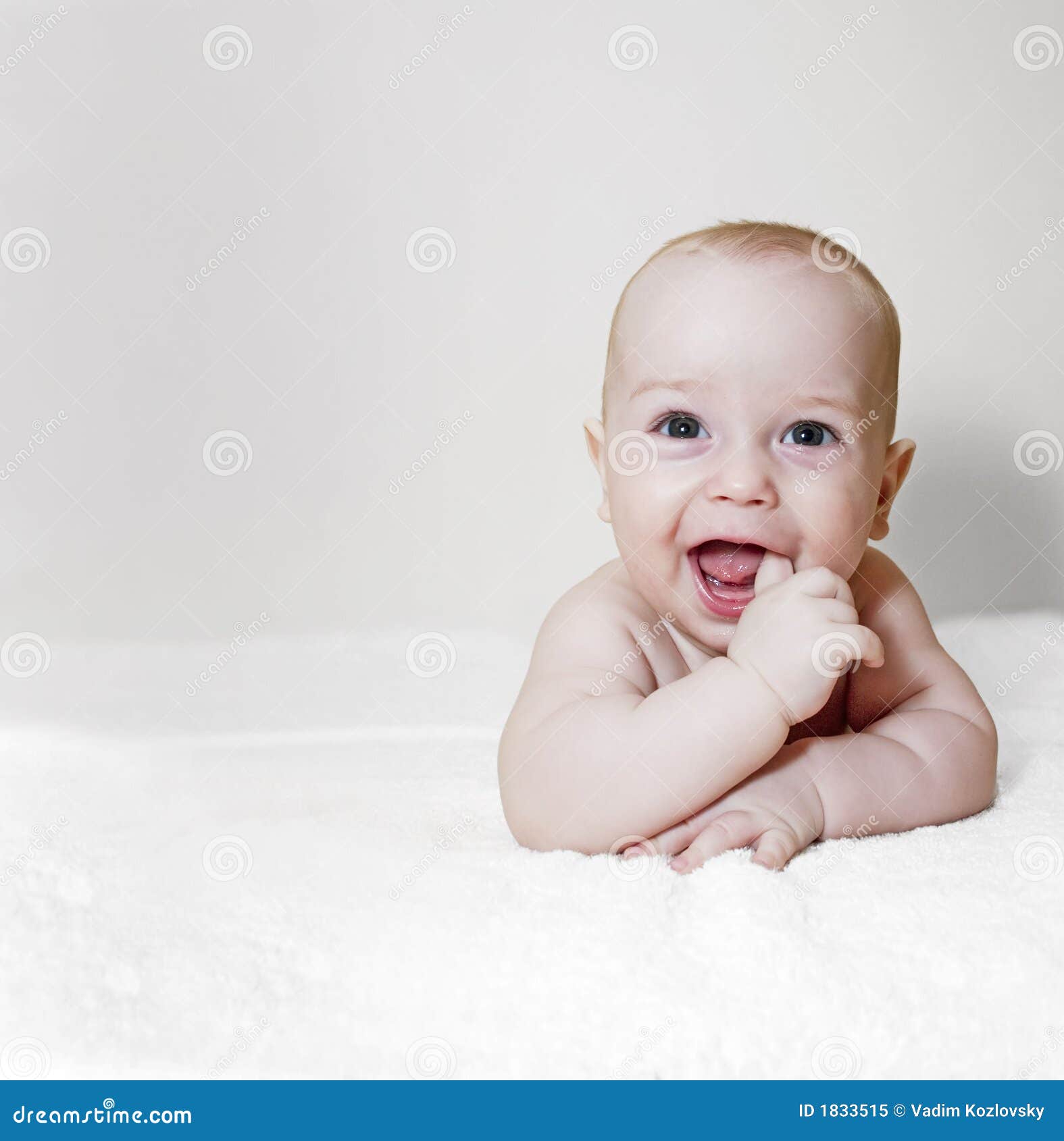 Bebé feliz imagen de archivo. Imagen de cabrito, lindo - 1833515