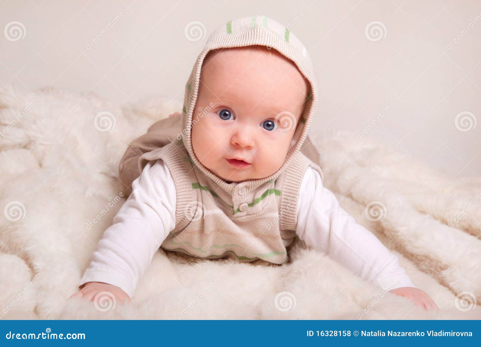Bebé lindo (4 meses) foto de archivo. Imagen de retrato - 16328158