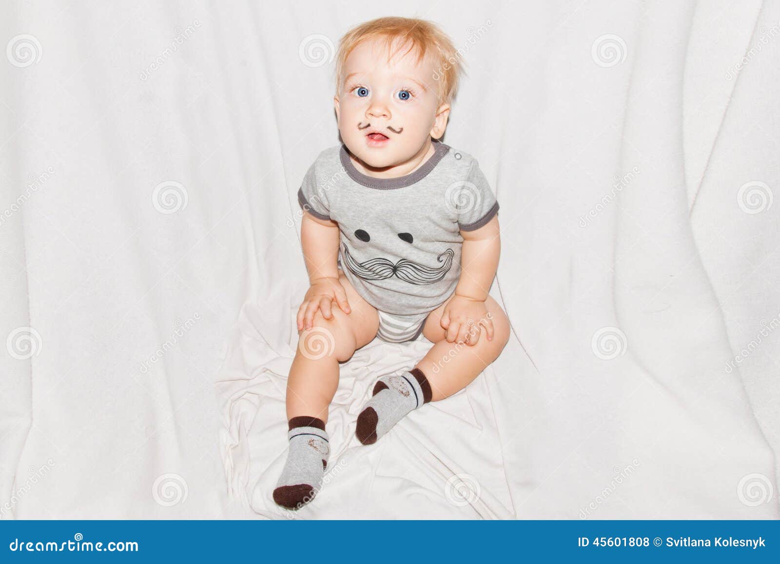 Bebé Lindo Con El Bigote Pintado Foto de archivo - Imagen de sonriente ...