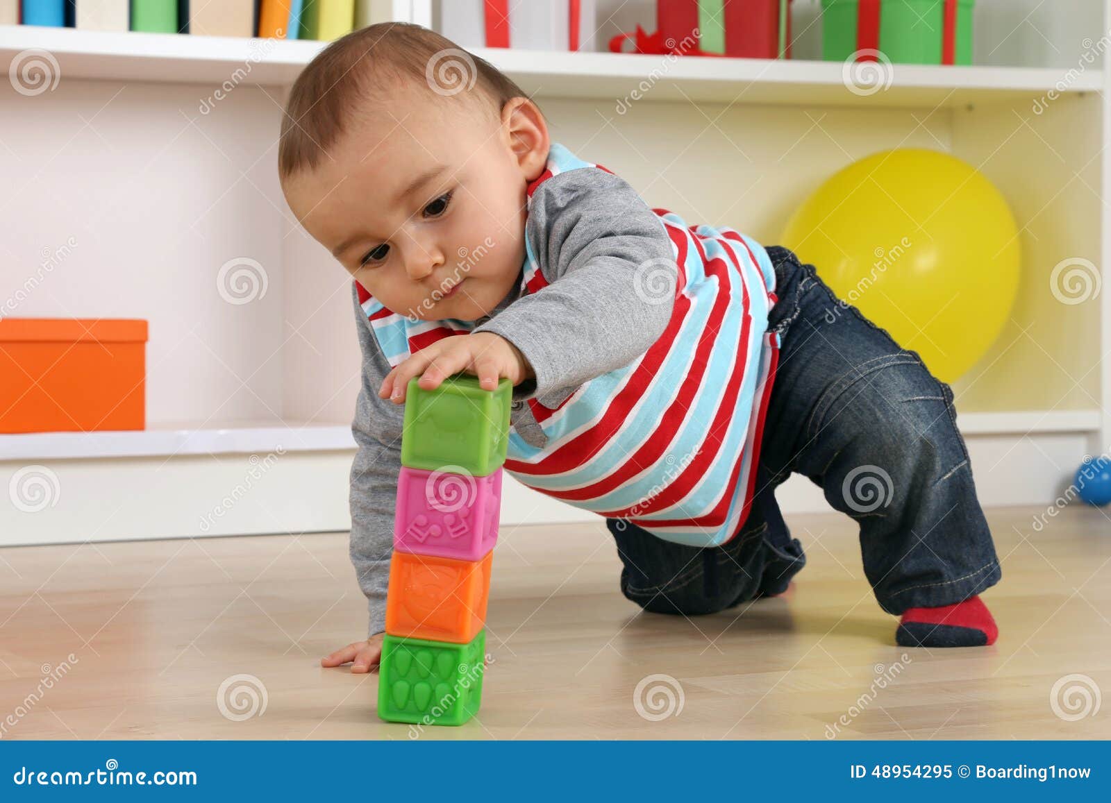 Bebé Que Juega Con Los Cubos Imagen de archivo - Imagen de curiosidad ...