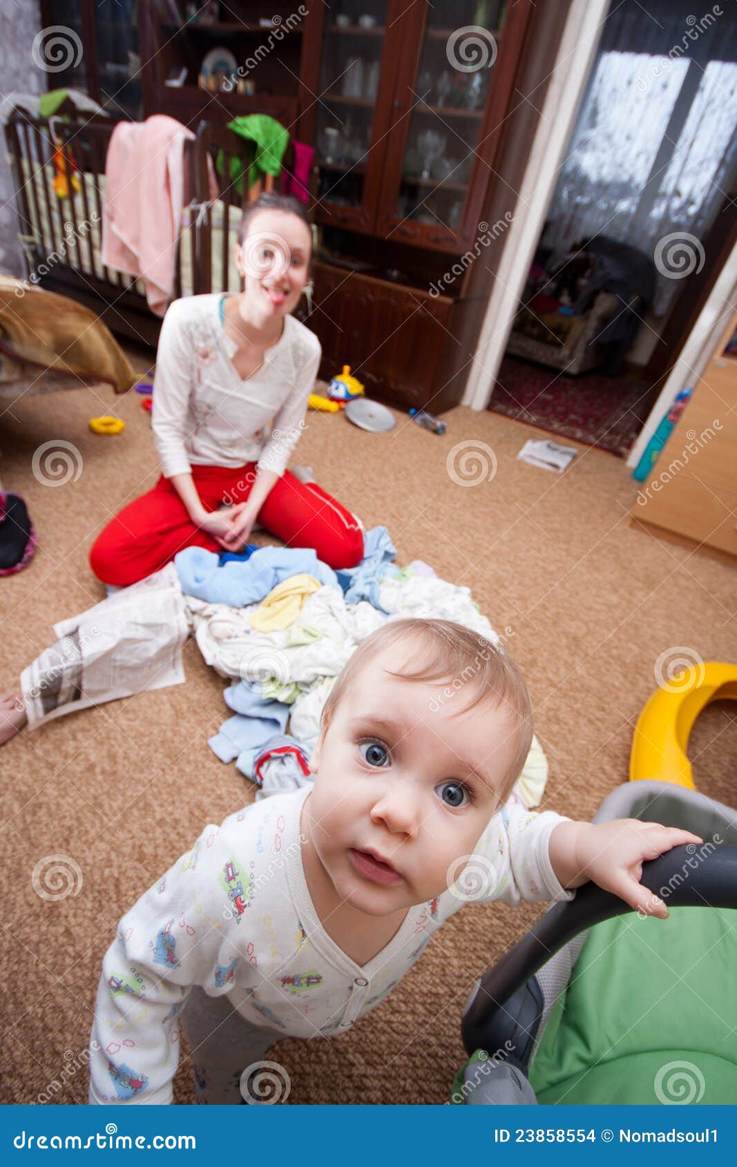 Bebé Que Se Escapa De Madre Loca Foto de archivo - Imagen de malo ...