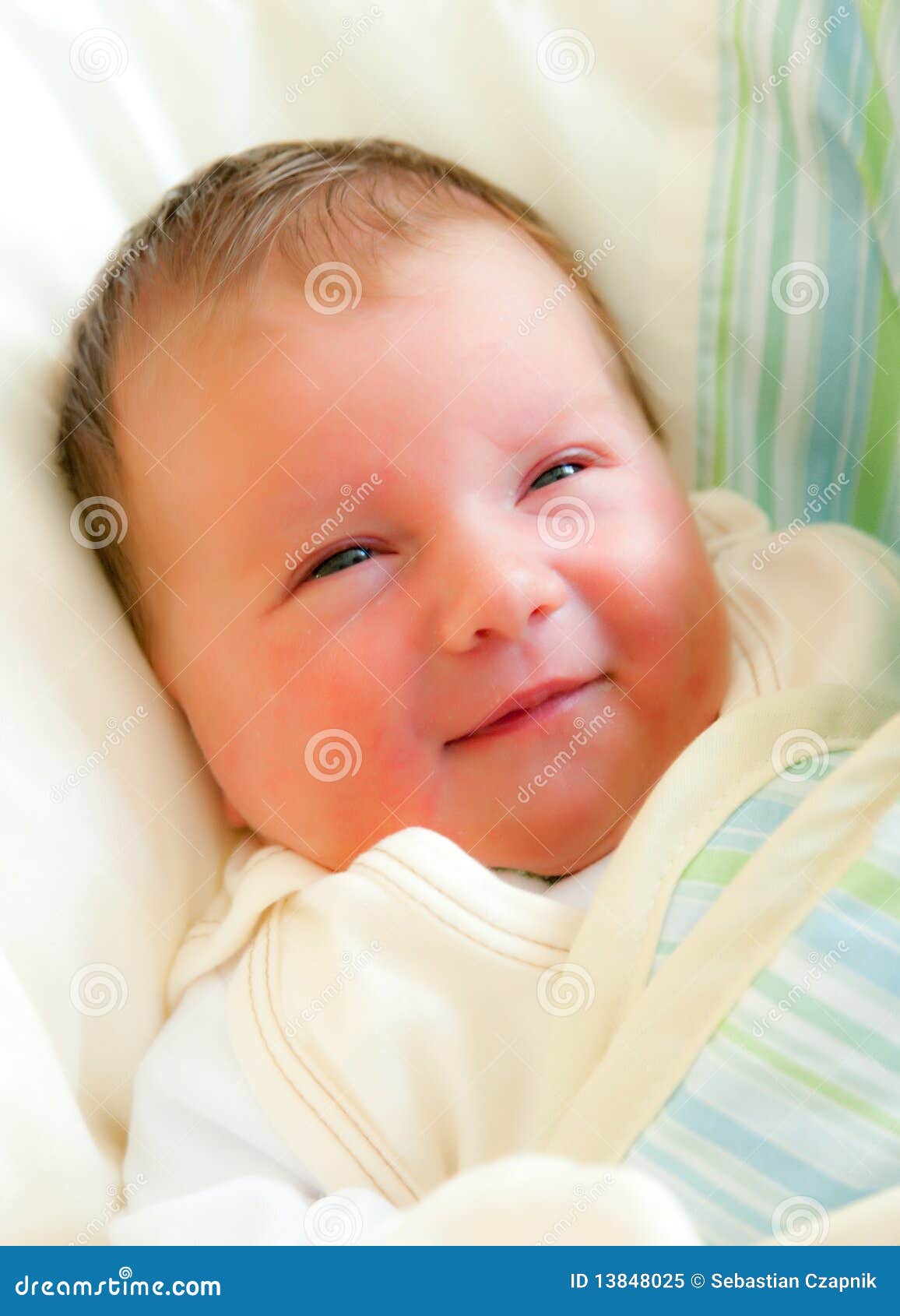 Bebé Recién Nacido Sonriente Imagen de archivo - Imagen de lindo, cama ...